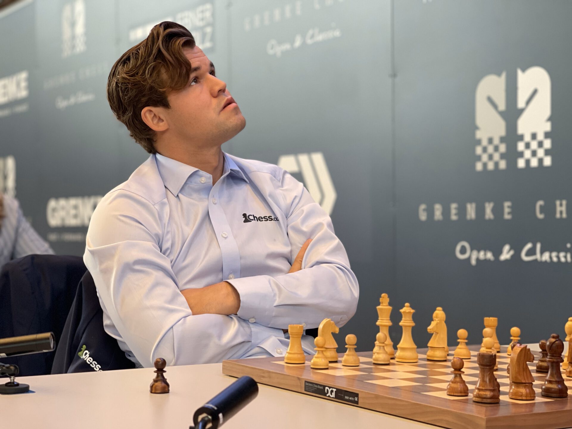Historisch! Magnus Carlsen krönt sich zum King of Freestyle Chess ...